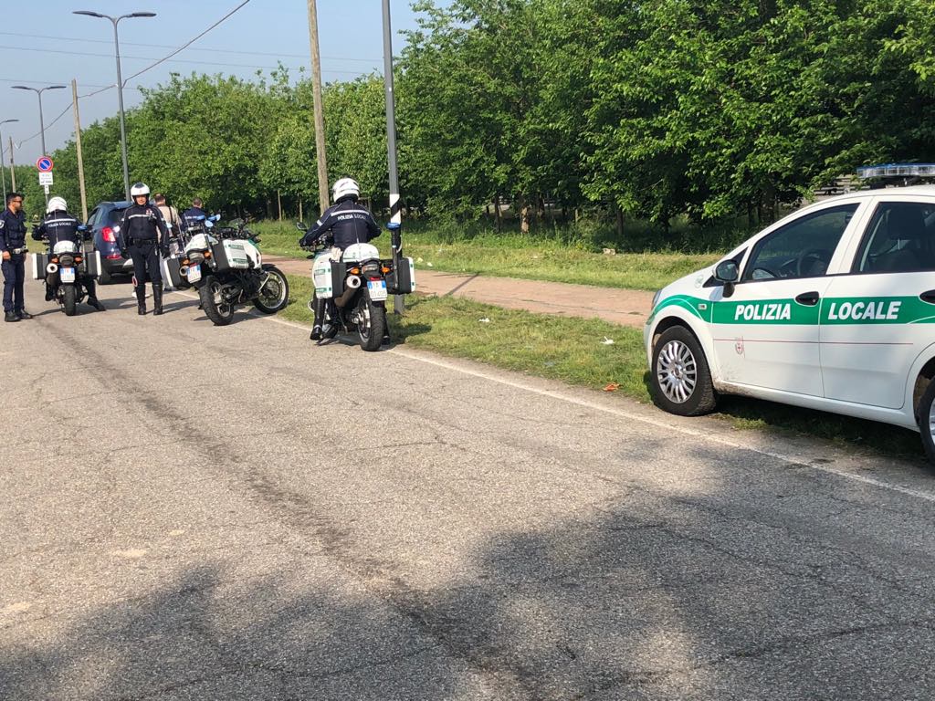 Accampamenti via per Cusago, attivista 5 Stelle aggredito dai rom ... Accampamenti via per Cusago, attivista 5 Stelle aggredito dai rom ...