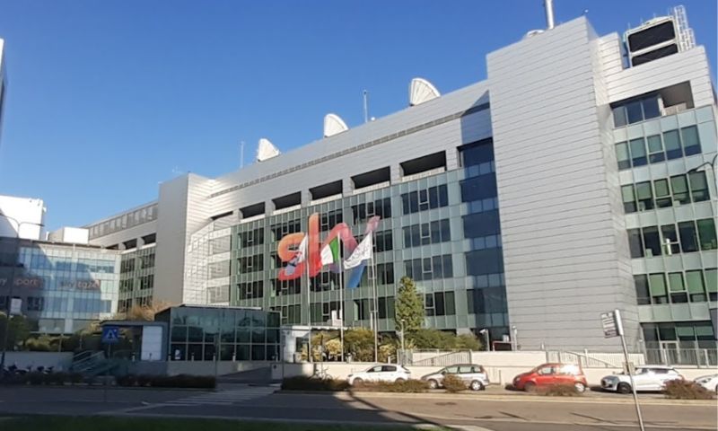 Milano, cerca di entrare nella sede Sky e muore dopo essere stato ...