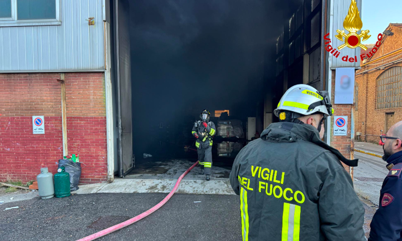 Maxi incendio in un capannone edile a Milano: sul posto otto mezzi dei vigili del fuoco ...